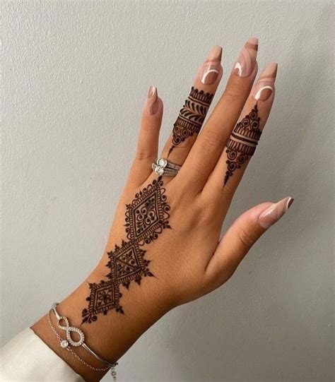 Épinglé par Dikra sur Fierté Modèles tatouages au henné Modèles de henné Tatouage au henné