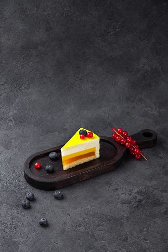 블루 베리와 빨간 건포도와 나무 접시에 수플레 레몬 케이크조각 노랑에 대한 스톡 사진 및 기타 이미지 노랑 러시아 레이어 케이크 Istock