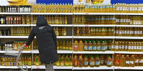 В Украине снова подскочили цены на подсолнечное масло яйца и хлеб