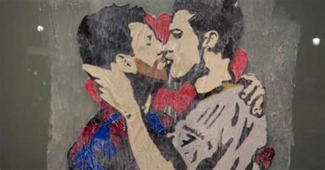 Subastan La Pintura Del Apasionado Beso Entre Lionel Messi Y Cristiano