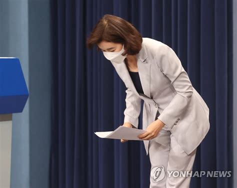 인사하는 박경미 대변인