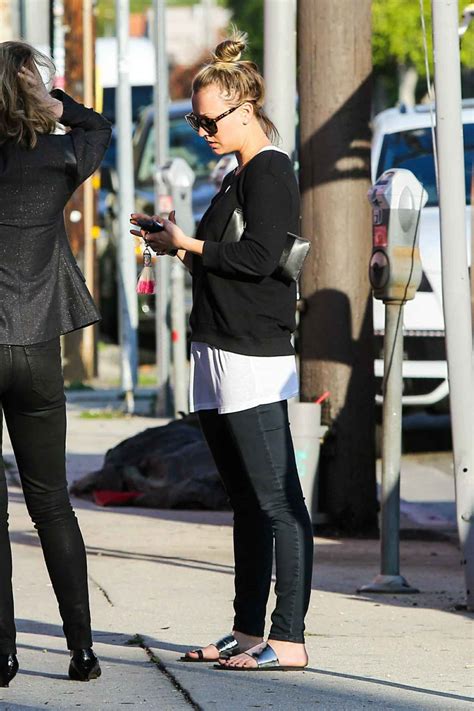 Kaley Cuoco Casual Style Out For Lunch With Friends March 2015