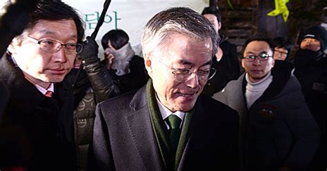 씁쓸한 미소 짓는 문재인