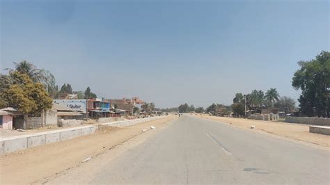तराइ को बाटो बिस्तार सङै रुख मासियो यात्रु लाई आराम गर्न गाडी लाई सितल