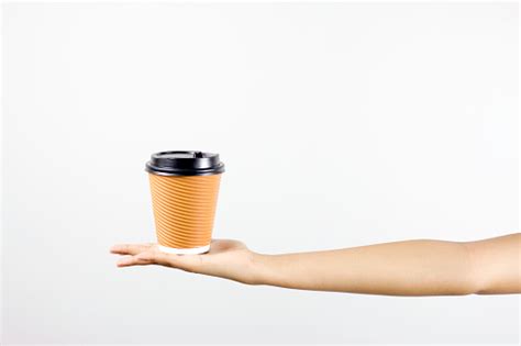白い背景でホット コーヒーの紙コップを保持している女性 エスプレッソのストックフォトや画像を多数ご用意 エスプレッソ カットアウト