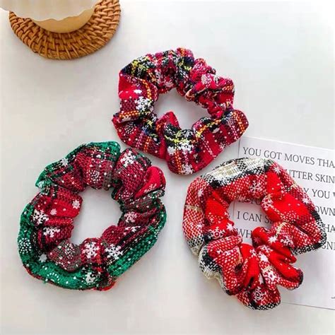 Pss ยางรัดผมคริสต์มาส ปีใหม่ ลายสก๊อตต์ เกล็ดหิมะ สีแดง เขียว ขาว [โดนัทรัดผม] Shopee Thailand