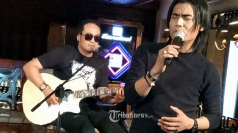 Chord Gitar Putri Iklan ST Viral Di TikTok Aku Bergetar Disentuh Dia TribunNews