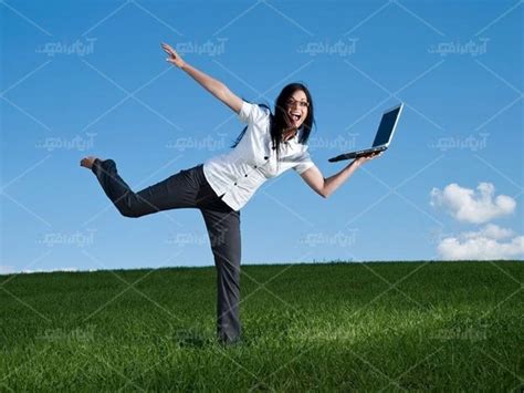 خرید و قیمت عکس با کیفیت دختر لپ تاپ به دست روی یک پا ایستاده ترب