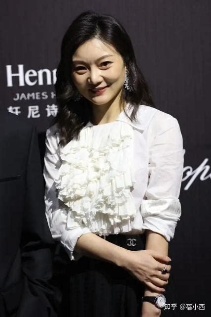 张艺谋的小娇妻陈婷真会穿，衬衫配半身裙优雅又高级，还挺像贵妇 知乎