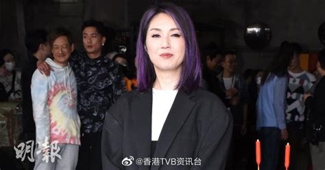 明报ol：杨千嬅被指跪地帮儿子试鞋 Radio News 香港tvb资讯