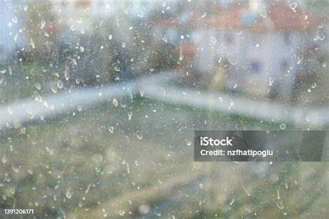 유리에 비와 먼지가 많은 공기로 인한 얼룩 유리에 형성된 얼룩 0명에 대한 스톡 사진 및 기타 이미지 0명 더러운 먼지 Istock