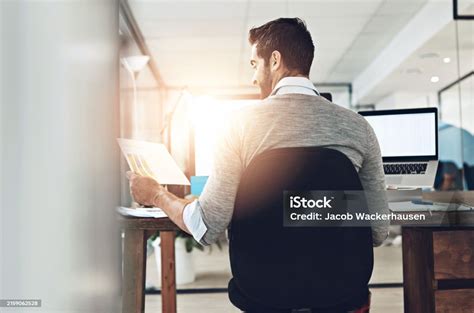 사업가 프로젝트 피드백을 위한 연구 자료가 있는 문서 및 노트북과 사무실에서 보고서를 위한 이메일 알림 남성 사람 컴퓨터 및 우리에 대한 모형 화면 웹 사이트 및 분석이