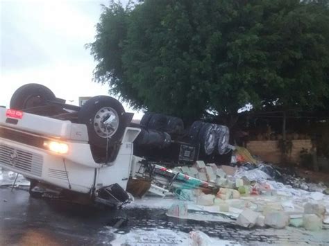 G Caminhão carregado de tinta tomba na BR e atinge barracas diz PRF notícias em Bahia