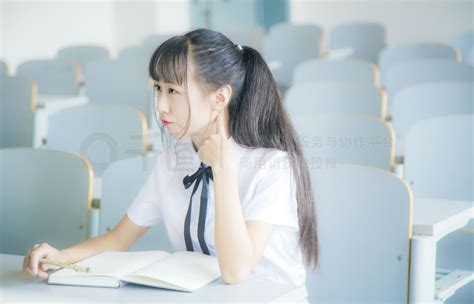 教室高清图片 教室里穿着jk制服的女孩写真 人像图片免费下载格式6232像素编号69294136 千图网