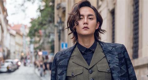 尹正出席活动形象大变，发福留胡引热议，男星身材管理成焦点