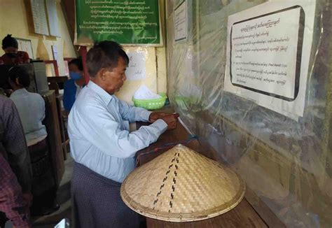 နွားထိုးကြီးမြို့နယ် မြန်မာ့စီးပွားရေးဘဏ်တွင် အငြိမ်းစားဝန်ထမ်းမ