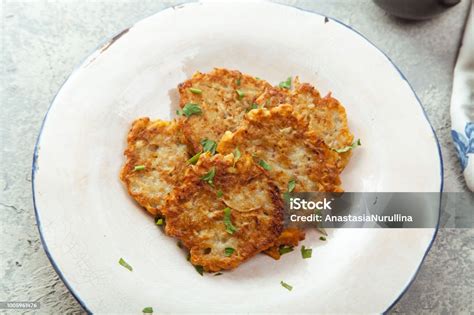 감자 Latkes 전통적인 유태인 팬케이크 사 우 어 크림 파 슬 리 마른 붉은 고추 부스러기와 민트 소스 파란 꽃 배경 흰색