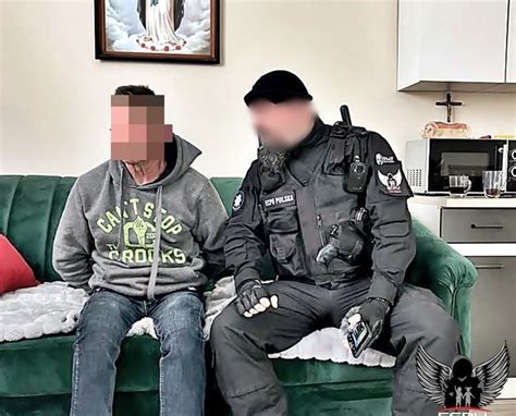 Zatrzymanie pedofila w Zduńskiej Woli latek zabarykadował się w mieszkaniu Zduńska Wola