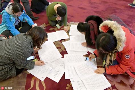 三八节特刊聚焦女记者女记者在人民大会堂伏地写稿 2018全国两会 人民网