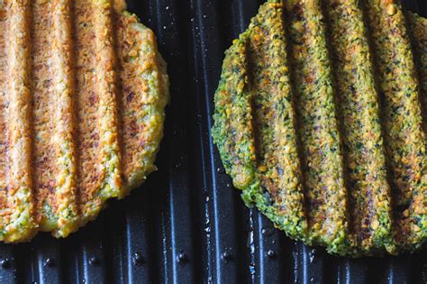 비건 커틀릿 다이어트 버거를 위한 시금치를 곁들인 채식주의자 병아리콩 커틀릿 비건 음식 구운 단백질 제품 건강한 식생활에 대한