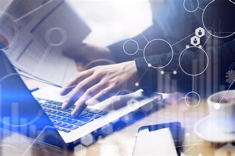 디지털 화면 가상 연결 아이콘 다이어그램 그래프 인터페이스의 개념 나무 테이블에 앉아 있는 동안 노트북에 밝은 사무실에서 일 하는 사업가 남자 손에서 종이 문서를 들고입니다