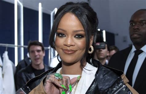 Twitter Explodes With Hilarious Reactions To Rihanna Performing At