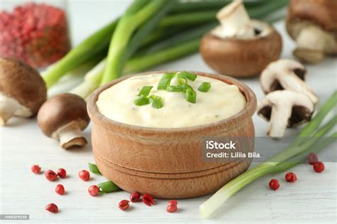 白い木の背景にキノコソースを使ったおいしい食べ物のコンセプト おかず系のストックフォトや画像を多数ご用意 おかず系 ウクライナ