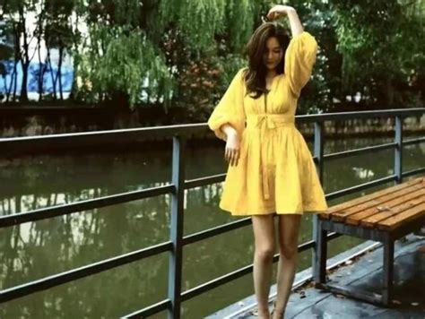 沈夢辰在河邊拍大片，穿荷葉裙身姿曼妙，不露臉依然迷人 壹讀