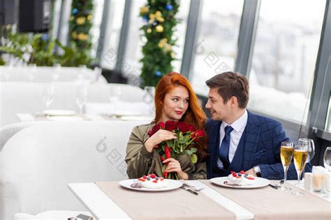 快乐的高加索夫妇在餐馆庆祝图片 包图网企业站