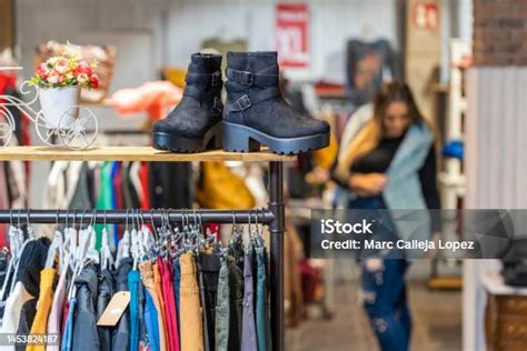플러스 사이즈 섹션의 옷가게에서 옷을 입는 과체중 여성 고객에 대한 스톡 사진 및 기타 이미지 고객 고름 곡선 Istock