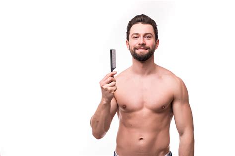 행복의 초상화를 닫습니다 행복 한 기쁘게 흥분 쾌활 한 남성 근육 수염과 함께 웃는 잘생긴 남자 시연 빗에 고립 된 회색 배경