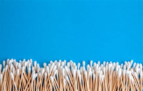 블루 시안 라일락 배경에 나무 면봉의 구성 둥근 프레임 프레임 플랫 레이 공간을 복사합니다 동향 컨셉은 자연적이고 친환경적이며 현대적인 위생입니다 0명에 대한 스톡 사진 및