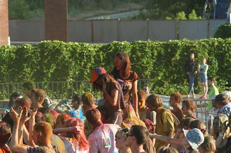 행복 한 사람들 군중 Holi 축제 여름 놀라운 순간에에서 색상의 축제에서 화려한 분말 구름 아래 파티 색상 축제 2017