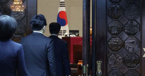 여당 당협위원장 21명 윤 대통령 탈당하라거부하면 출당해야