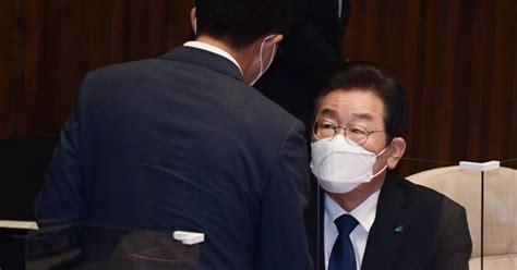 대화하는 이재명 대표와 조정식 사무총장
