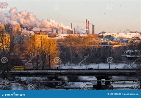 Paisagem De Chaminés De Fumo Das Fábricas Em Uma Cidade Industrial