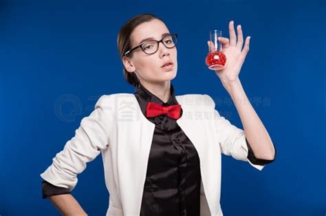 红色免抠元素 手里拿着红色小瓶的女孩 素材免费下载 626像素 格式 编号69213975 千图网
