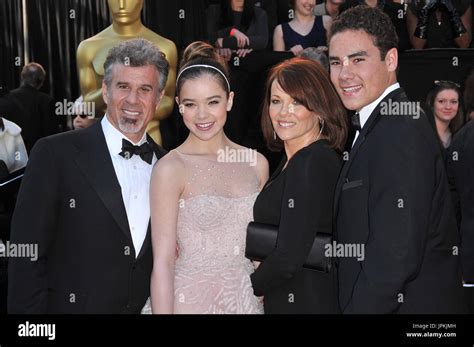 Hailee Steinfeld With Her Dad Peter Steinfeld Mom Cheri Steinfeld Brother Griffin Steinfeld