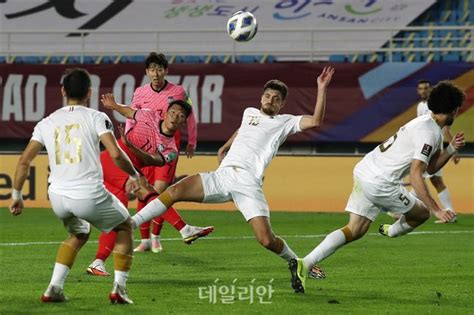슈팅하는 황희찬 네이트 스포츠