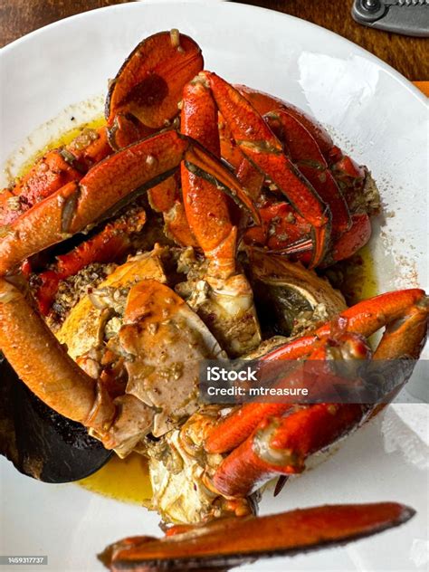 인도의 고급 해산물 레스토랑에서 갓 구운 전체 머드 크랩에 마늘 버터 소스와 국자를 껍질로 곁들인 이미지 0명에 대한 스톡 사진