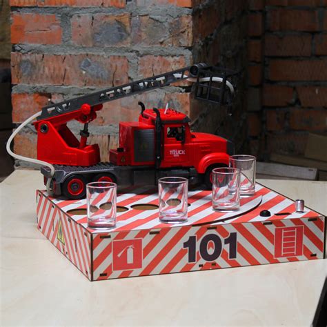 Наливатор у вигляді пожежної машини для ефектної подачі алкогольних напоїв