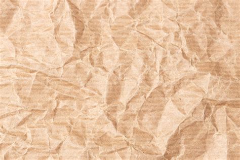 Текстура мятой крафт бумаги фон полный кадр Премиум Фото