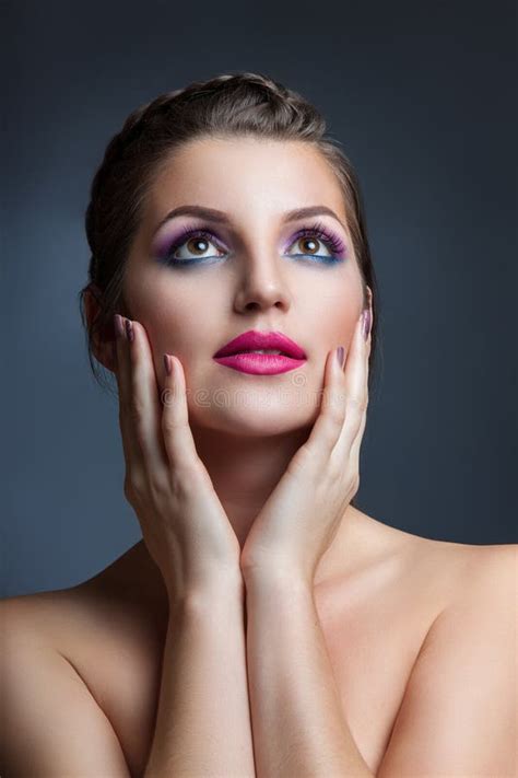 Het Portret Van De Close Upschoonheid Van Twee Mooie Jonge Vrouwen