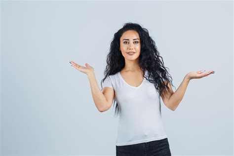 흰색 티셔츠에 아름 다운 갈색 머리 여자 무료 사진