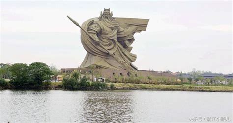 帥氣關公！世界最大關公像重1200噸，4000多銅片，手提70米大刀 每日頭條