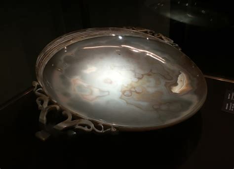 Kaponieeri Graalin Malja Ja Yksisarvisen Sarvi