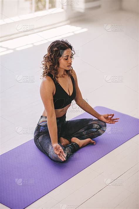 女性在莲花姿势冥想