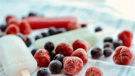 냉동된 과일 및 흰 테이블 건강 한 해독을 채식 음식 영양에 채식주의 채식주의 집에서 만든 아이스크림 0명에 대한 스톡 사진 및 기타 이미지 Istock