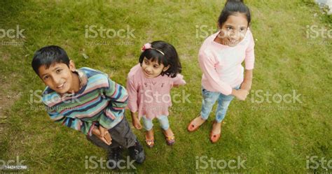 잔디밭에서 즐거운 시간을 보내는 인도에서 온 세 명의 쾌활한 아이들 가족에 대한 스톡 사진 및 기타 이미지 가족 남성 남자 Istock