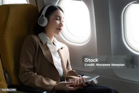 비행기에서 자고있는 아시아 비즈니스 여성이 비행기에서 자고 고객을 만나러 간다 공항에 대한 스톡 사진 및 기타 이미지 공항 남자 사업가 아시아인 Istock